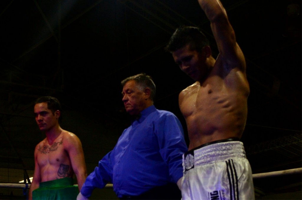 Mario Contreras demolió a Iván Pizarro – BOXEADORES